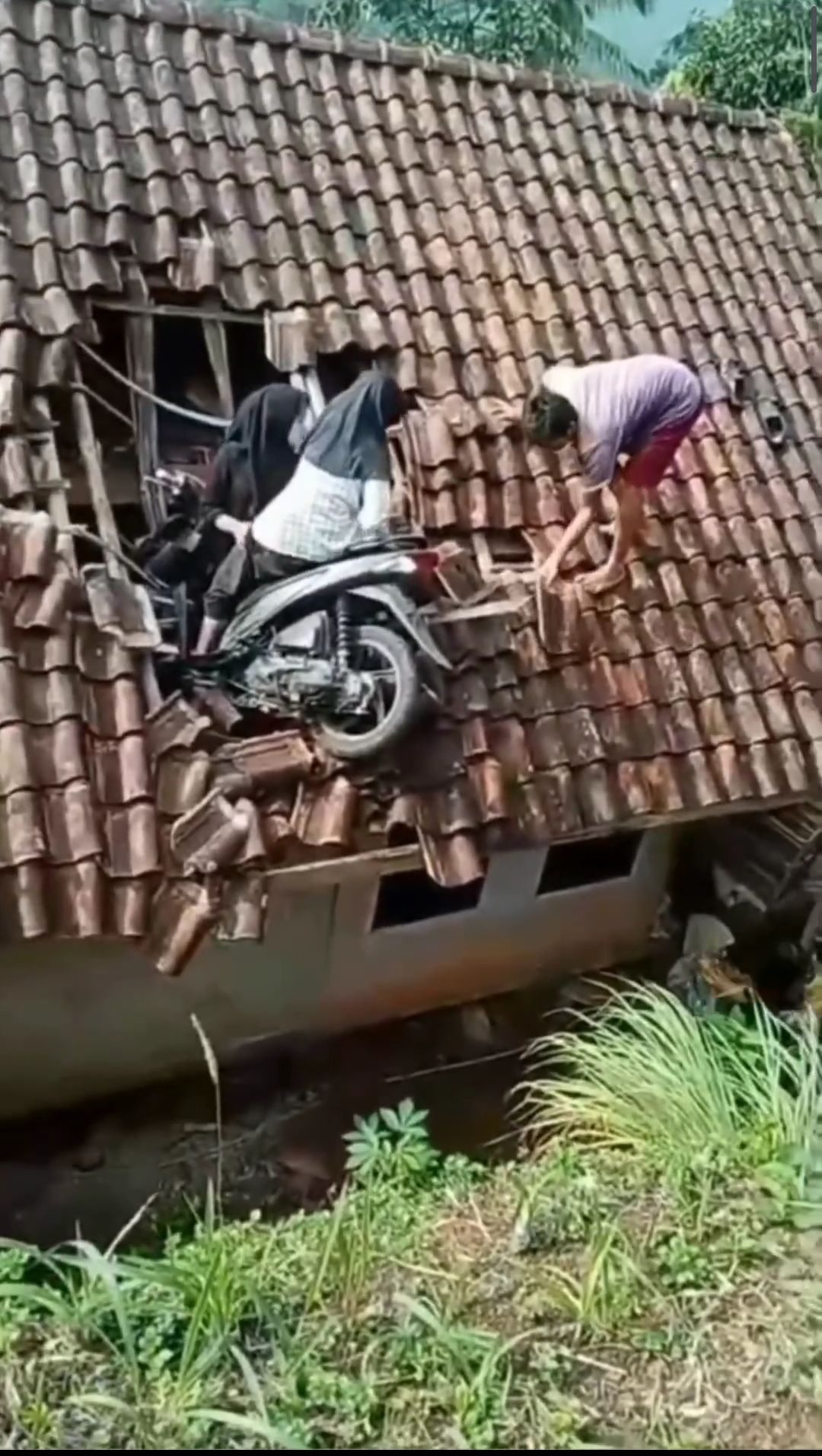 Viral! Sepeda Motor Nyungsep ke Atap Rumah Warga di Tasikmalaya ...